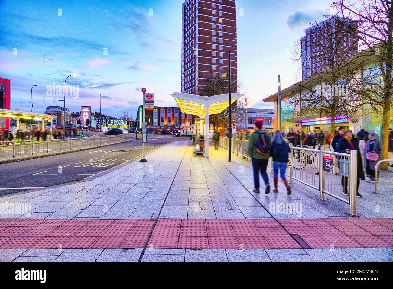Shepherds Bush Bus Station und Shepherds Bush Overground Train Station ...