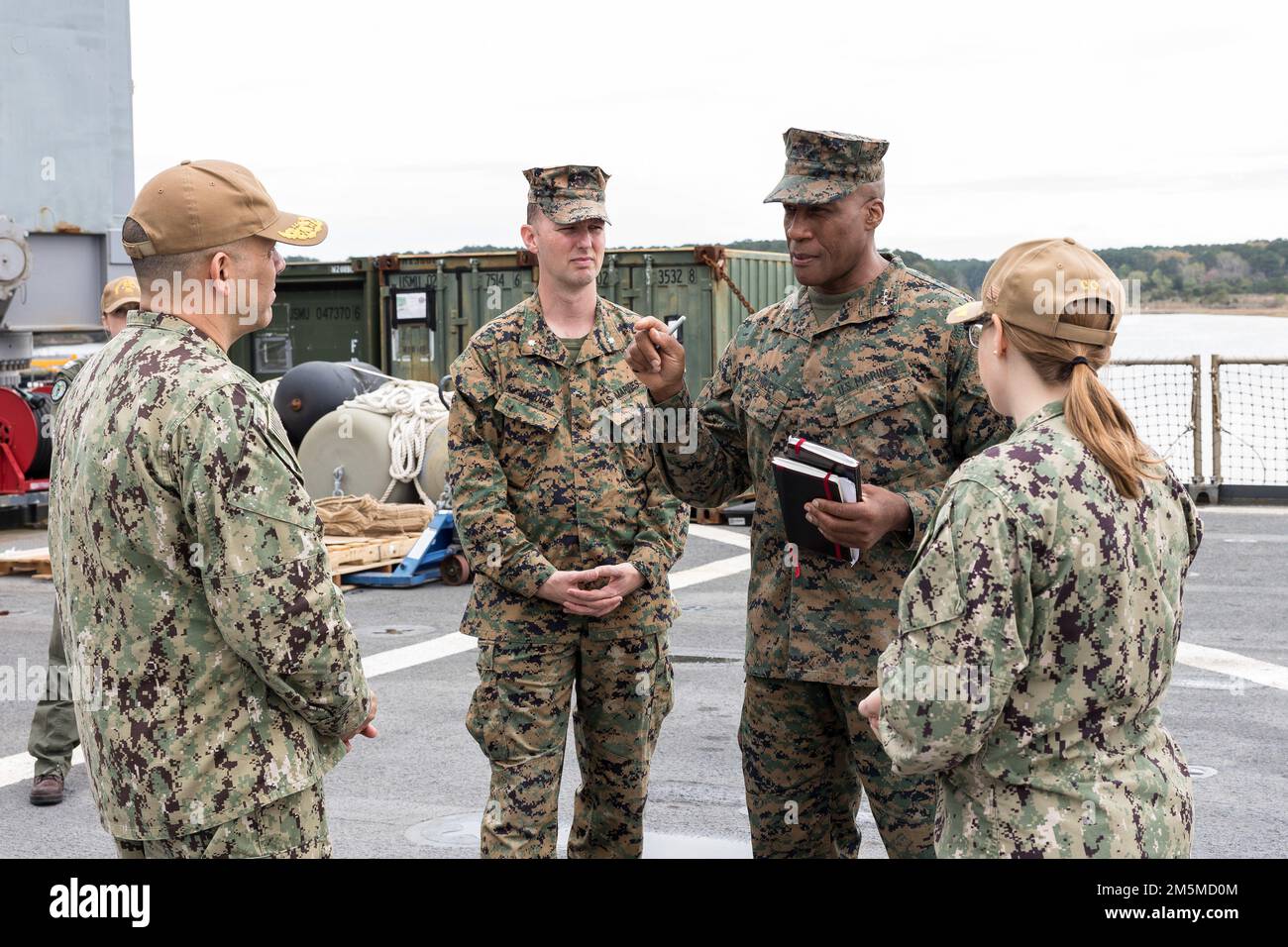 USA Marinekorps LT. General Michael E. Langley (Mitte rechts ...