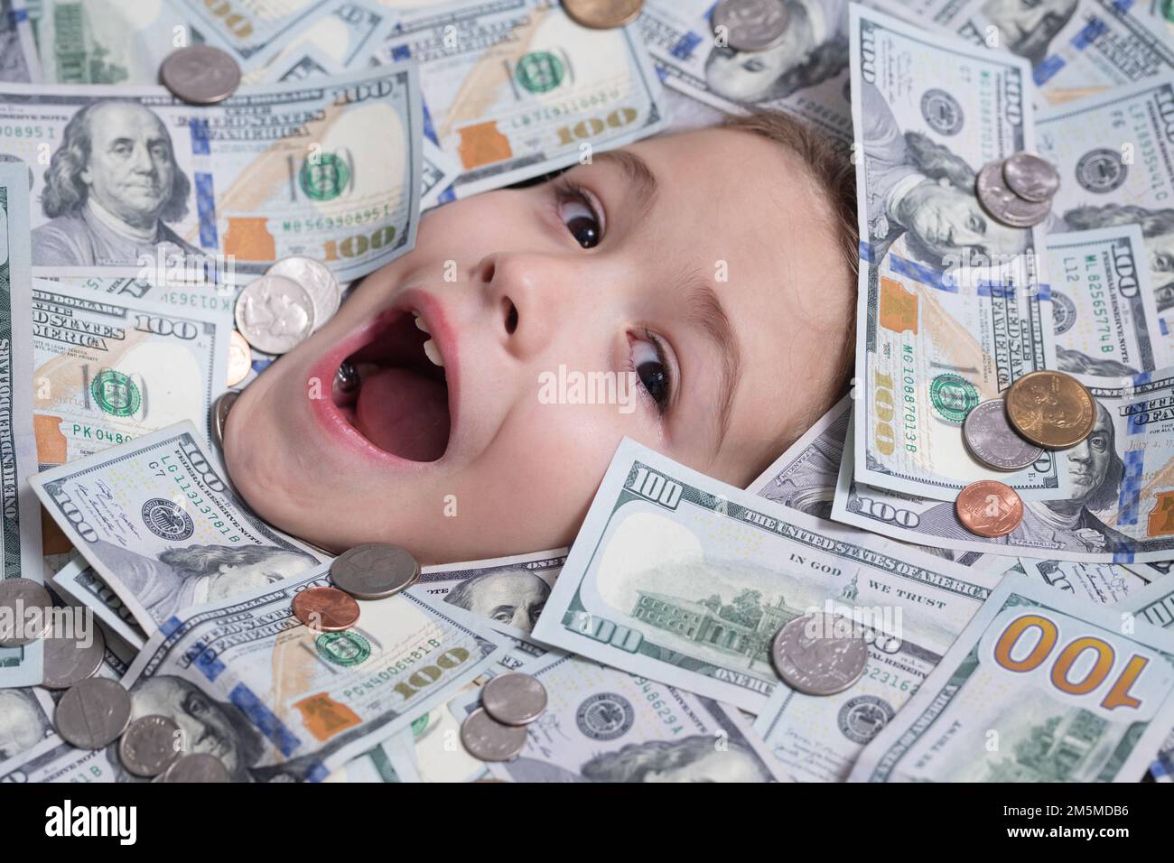Kopf in Geld. Lustiges Kindergesicht auf Dollargeld. Geldscheine ...