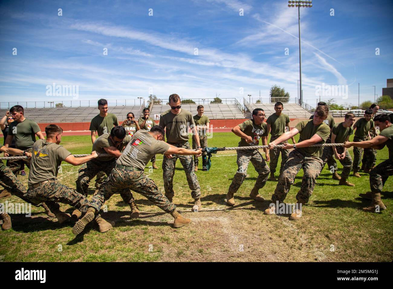 USA Marines und Mitglieder des Marine Corps Junior Reserve Officer ...