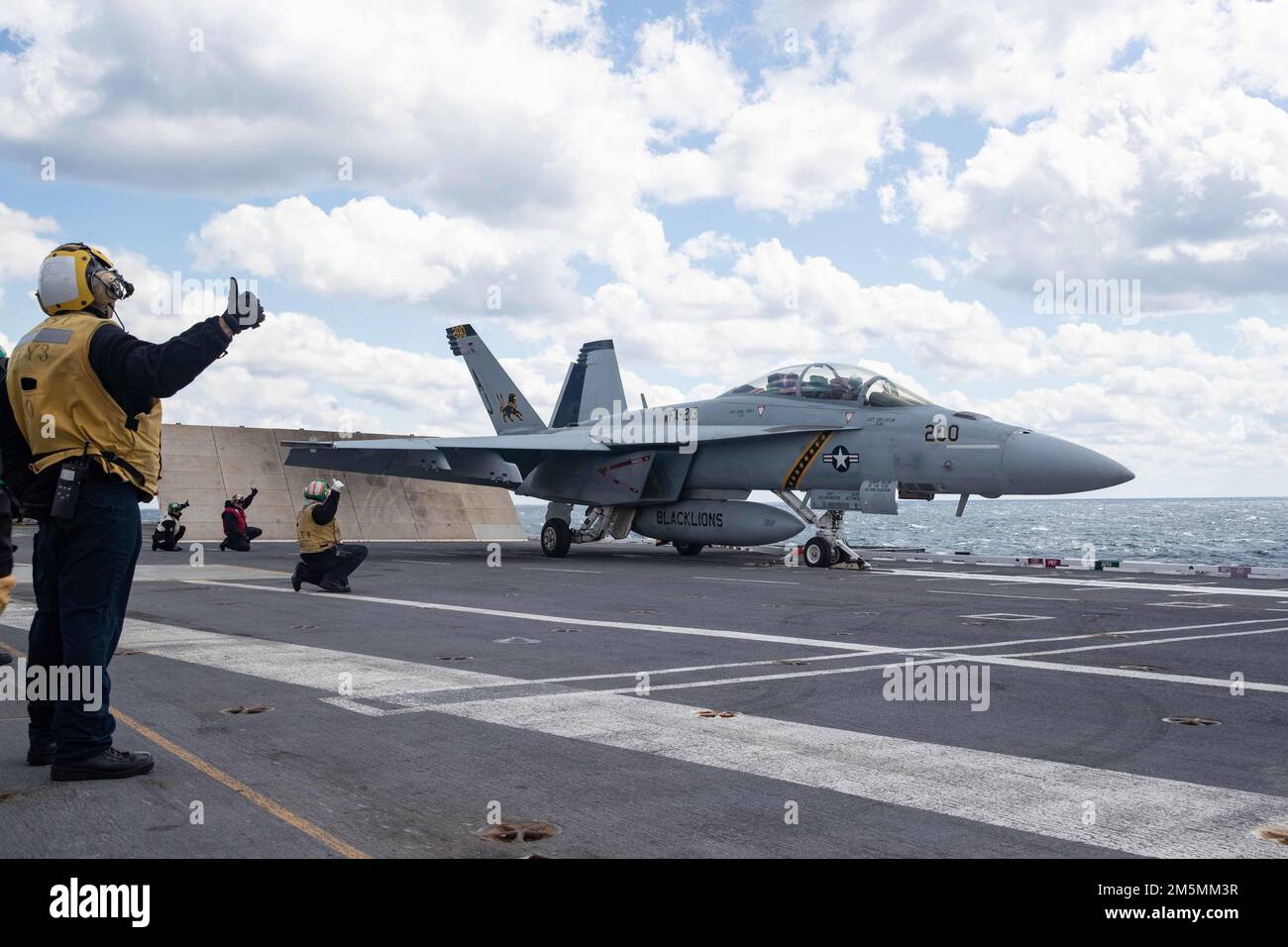 Eine F/A-18E Super Hornet, die an die „Ragin“ Bulls der Strike Fighter ...