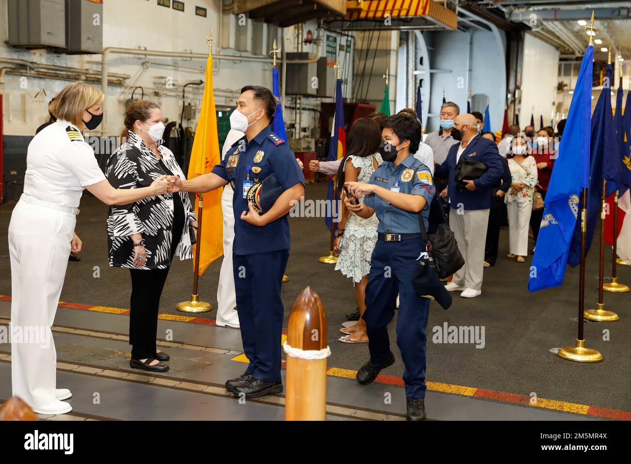 MANILA BAY, Philippinen (27. März 2022) Kapitän Amy Bauernschmidt, Left ...