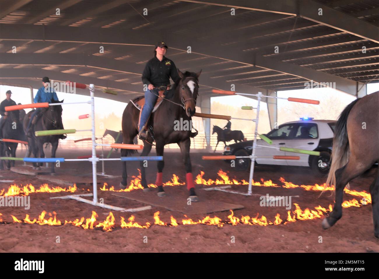Sgt. Angel Carrillo reitet Rigby durch einen Feuerring und Drehkreuze ...