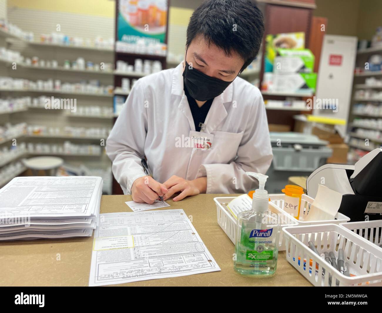 Santa Barbara, Kalifornien, USA 29. Dezember 2022. Apotheker Justin Lee ...