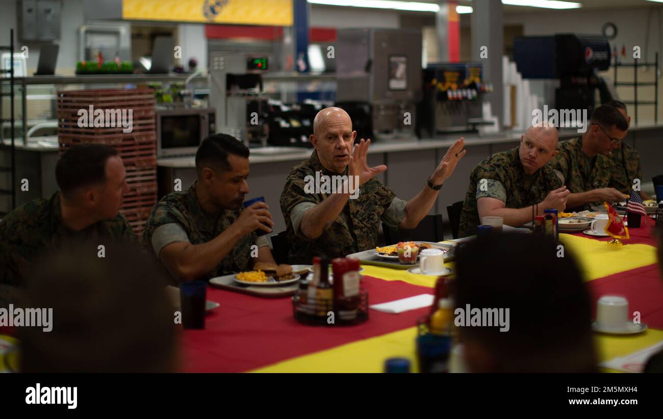 USA General David Berger, Befehlshaber des Marine Corps, besucht School ...