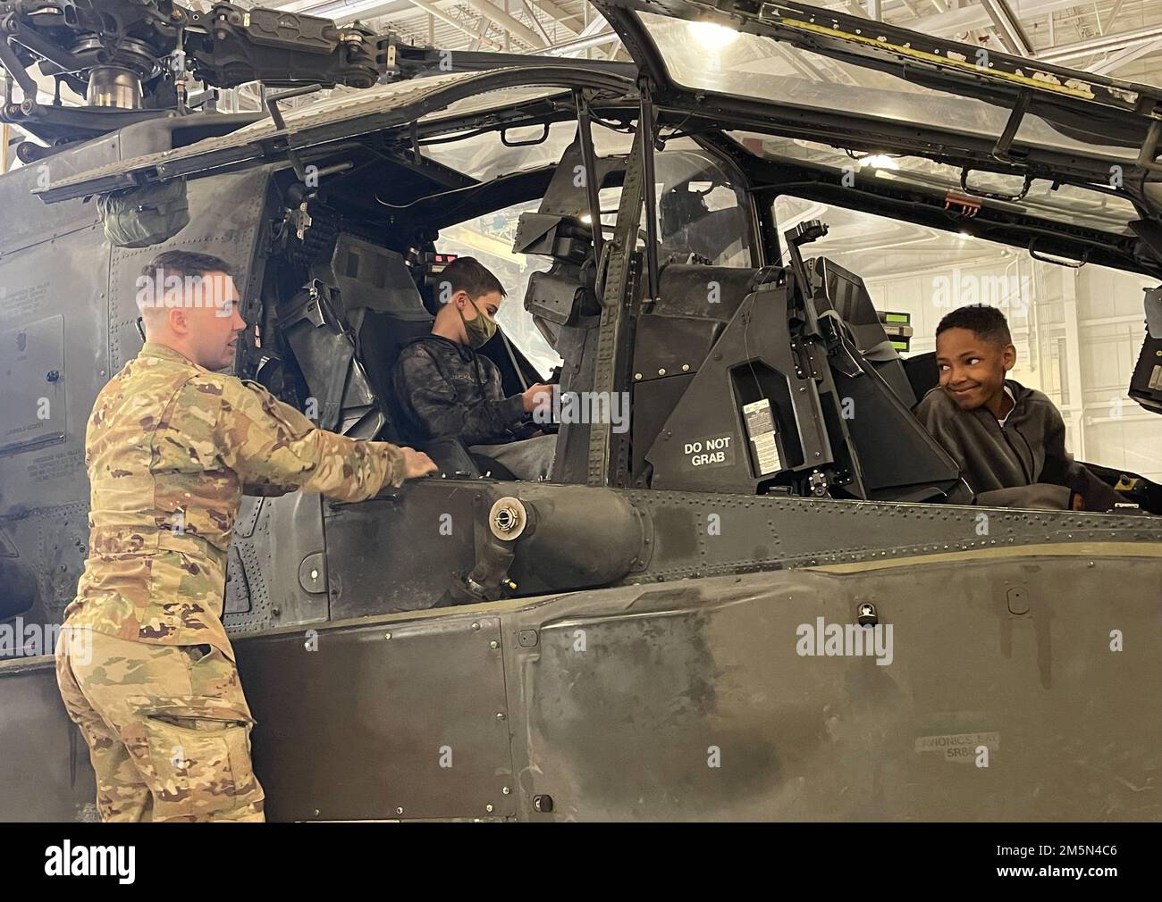 Oberbefehlshaber 2 Brinton Mitchell, ein AH-64-Apache-Pilot, der Alpha ...