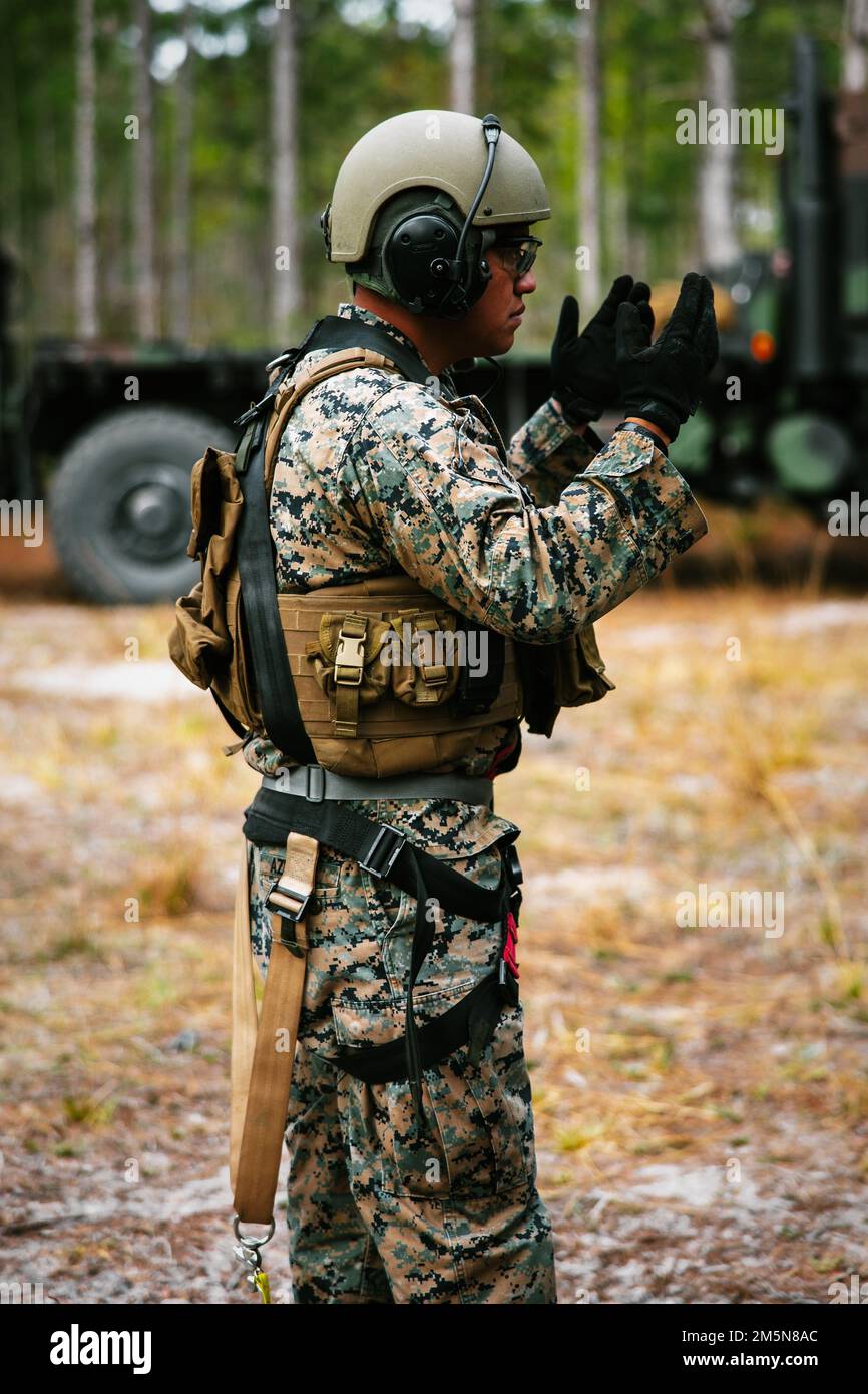 USA Marinekorps Sgt. Mark Azucar, Kanonier der Feldartillerie mit ...