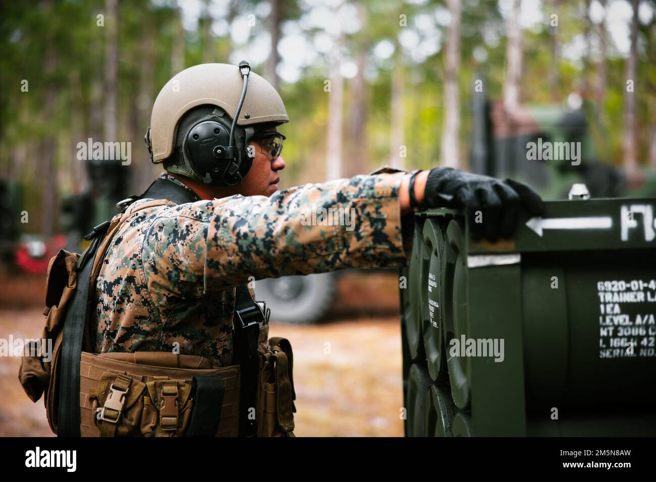 USA Marinekorps Sgt. Mark Azucar, Kanonier der Feldartillerie mit ...
