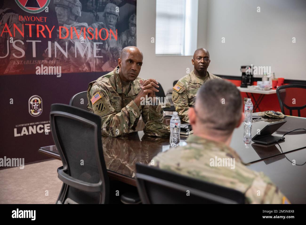 Generalleutnant Gary Brito, Left, stellvertretender Stabschef G-1 der ...
