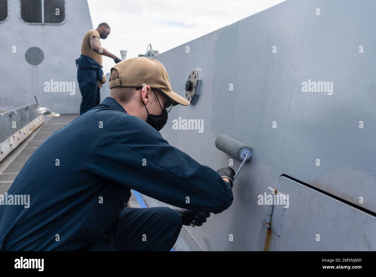 220225-N-VQ947-1122 PAZIFIK (25. Februar 2022) – Quartermaster 2. Klasse Brandon Tigert ...