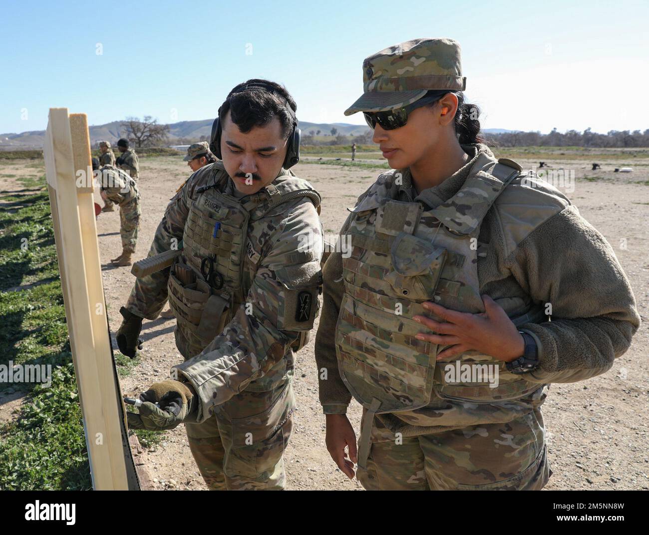 USA Army SPC. Chris Ramirez, Intelligence Analyst, überprüft ein Ziel ...