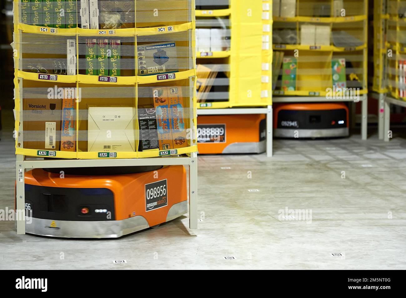 Transportroboter bringen Regalcontainer mit Waren an einen neuen ...