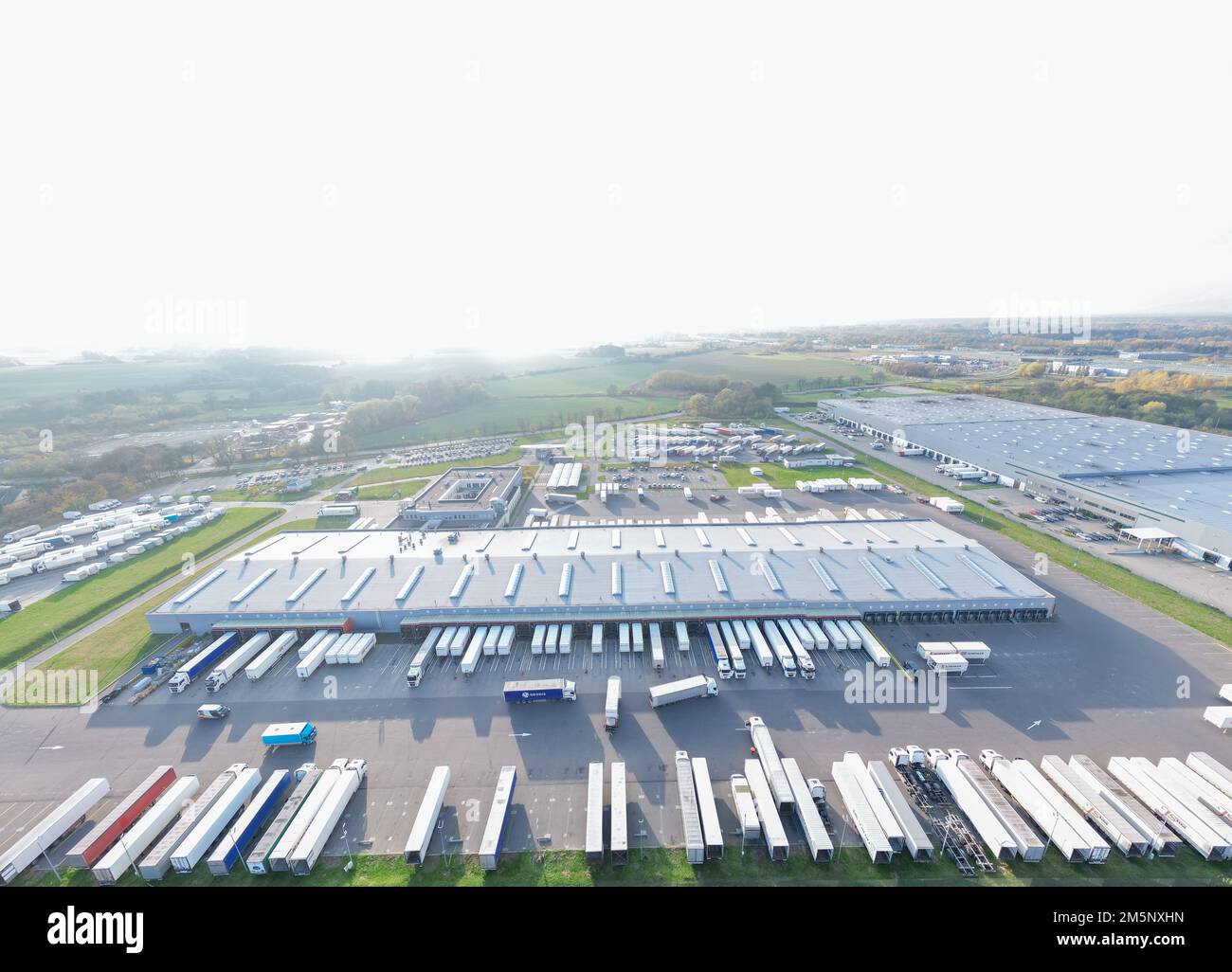 Luftaufnahme der Industriellen Lager Laderampe, wo viele Lkw mit ...