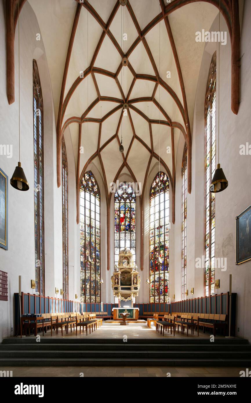 Chor und Altar von St. Johanniskirche, gotische Kirche aus dem 15. Jahrhundert, evangelische ...