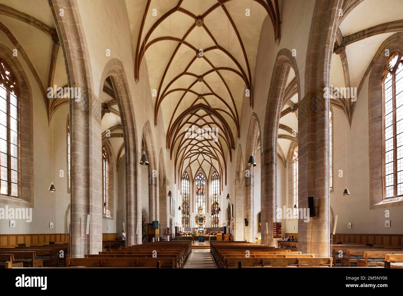 Schiff und Altar von St. Johanniskirche, gotische Kirche aus dem 15. Jahrhundert, evangelische ...