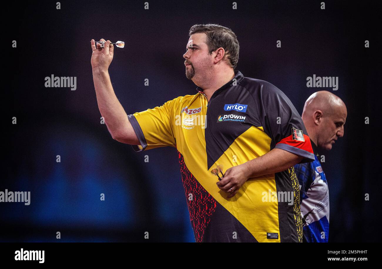 Gabriel Clemens und Alan Soutar in Aktion am 13. Tag der Cazoo-Darts ...