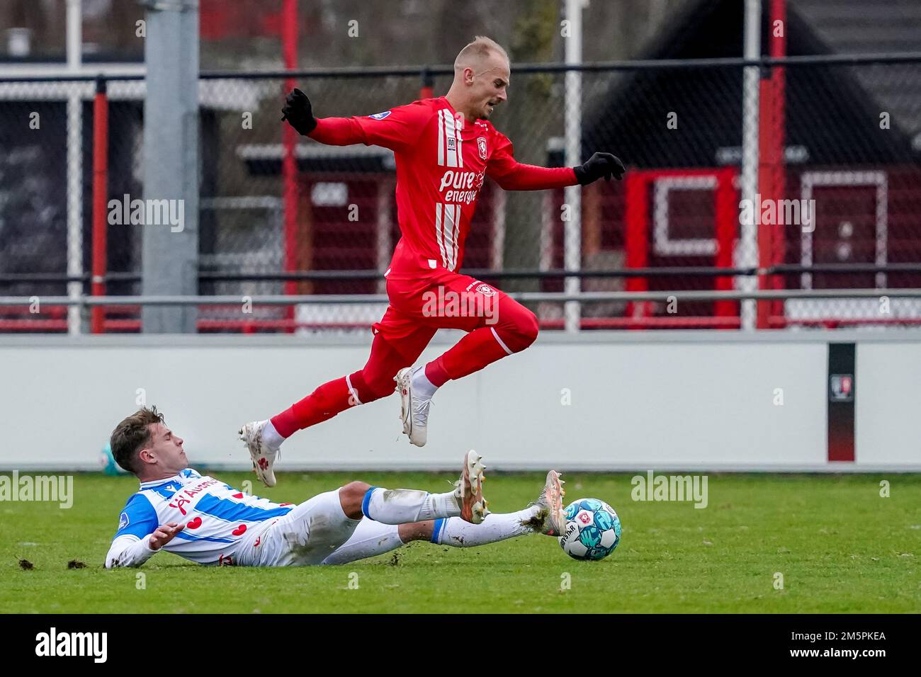 HENGELO, NIEDERLANDE - DEZEMBER 30: Mats Kohlert von SC Heerenveen kämpft am 30. Dezember 2022 ...