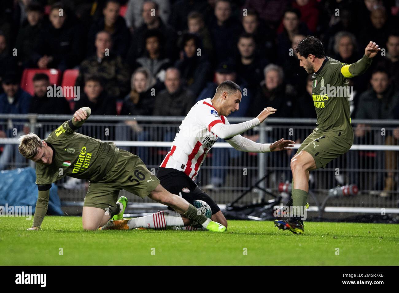 EINDHOVEN Alexis Saelemaekers vom AC Mailand, David Calbria vom AC ...