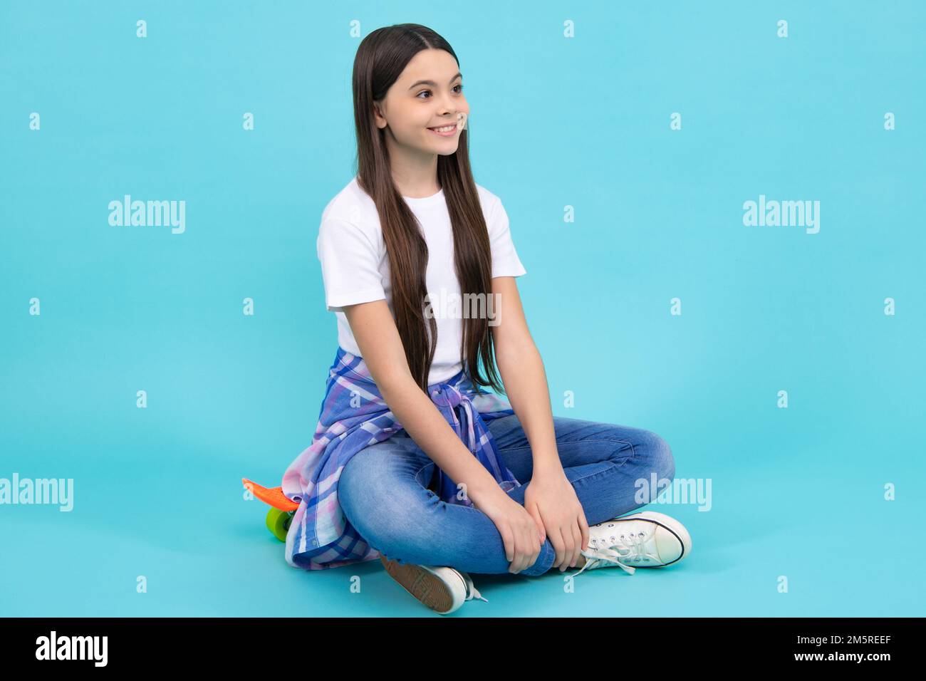 Sportliche Teenager Mädchen mit Skateboard. Mode Kind im trendigen Stil ... Sportliche Teenager Mädchen mit Skateboard. Mode Kind im trendigen Stil ...