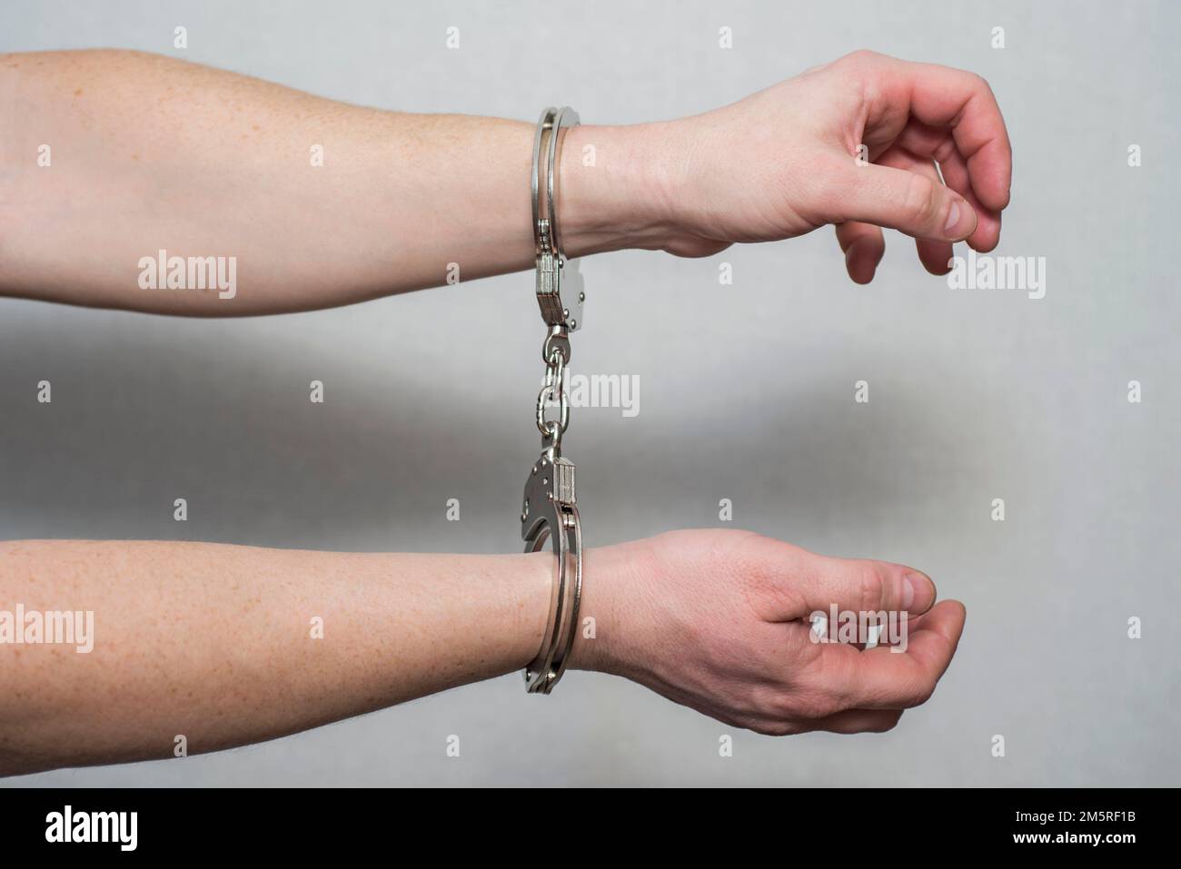 Hände in handschellen -Fotos und -Bildmaterial in hoher Auflösung – Alamy