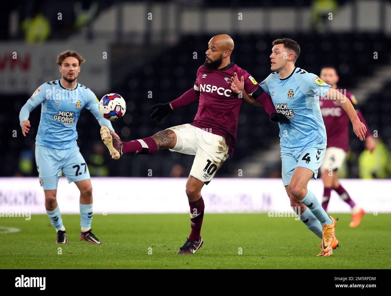 David McGoldrick von Derby County und Jack Lankester von Cambridge ...