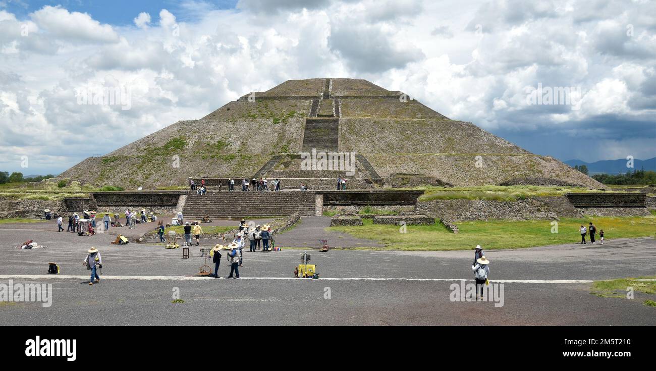 Teotihuacán, Mexiko - 30. August 2021: Die Pyramide der Sonne in ...