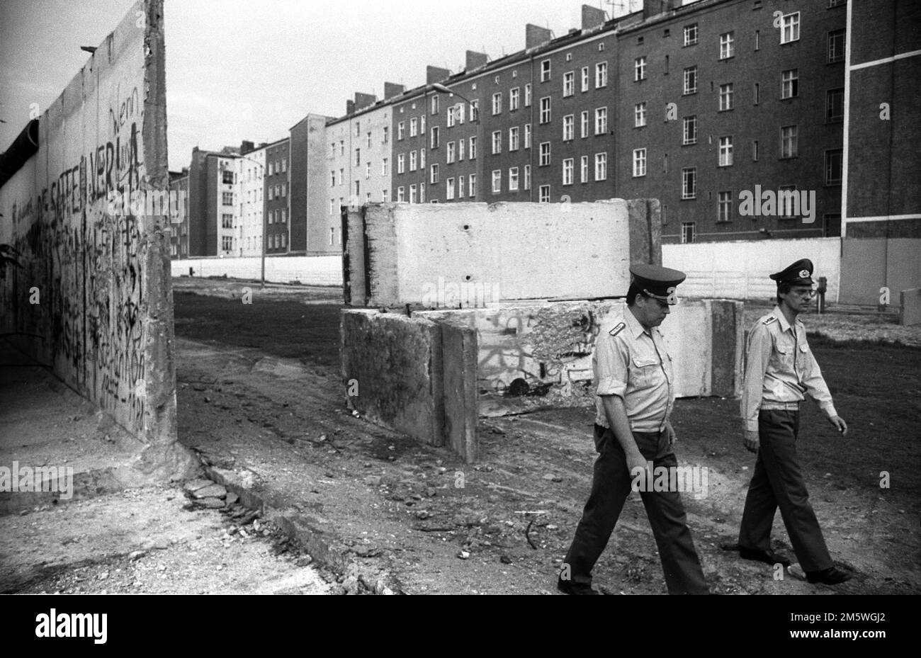 Former berlin wall death strip Schwarzweiß-Stockfotos und -bilder - Alamy