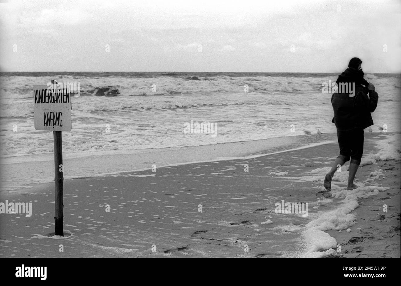 DDR, Koserow, 07. 09. 1989, am Strand von Koserow, Schild: Kindergarten ...
