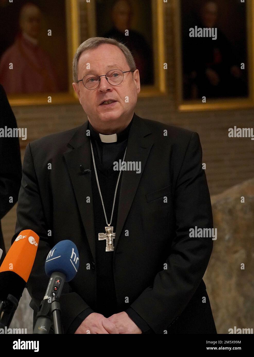 Limburg Bischof Georg Batzing gab eine Erklärung zum Tod von Papst Emeritus Benedict ab. Papst ...