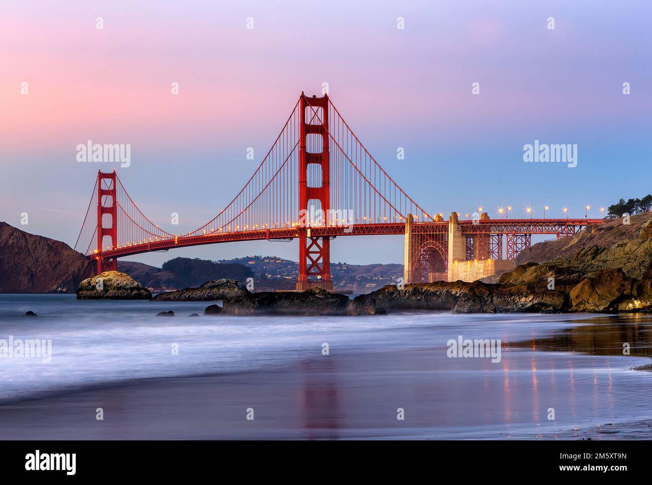 Die Golden Gate Bridge erstreckt sich über die Golden Gate Strait ...