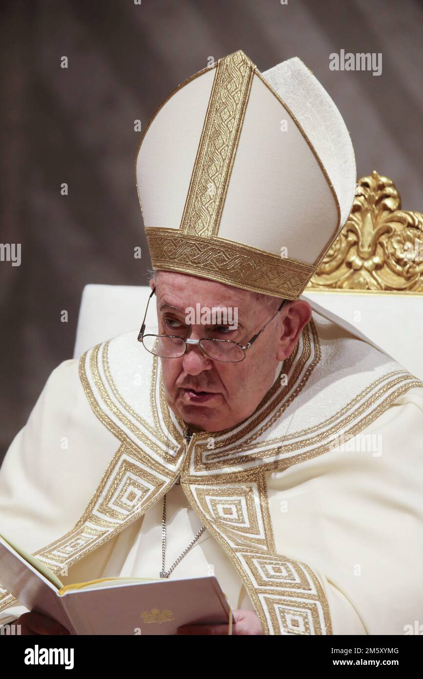 31. Dezember 2022 - PAPST FRANZISKUS führt die ersten Vesper der ...
