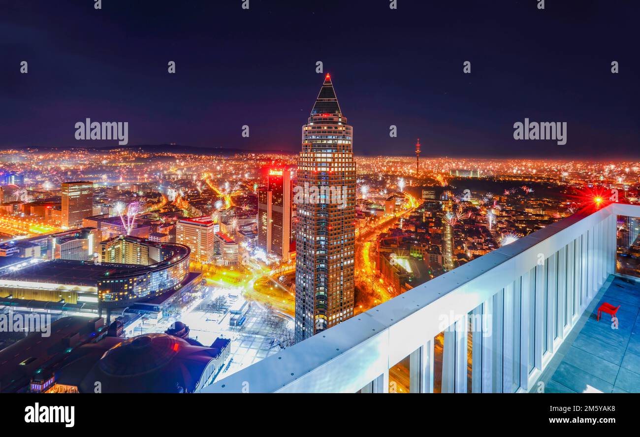 01. Januar 2023, Hessen, Frankfurt/Main: Von der Sky Bar im 47. Stock ...