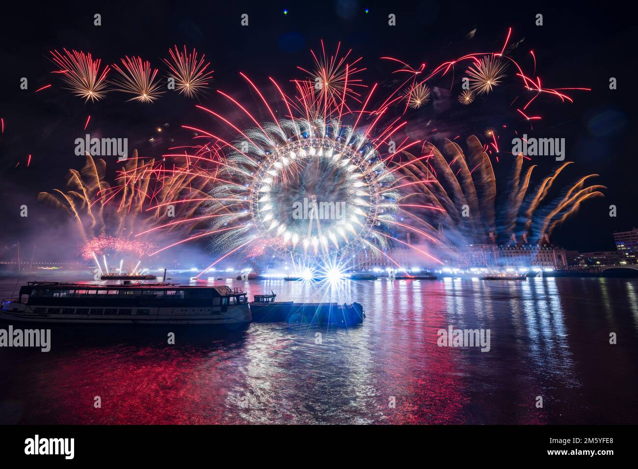 Feuerwerk 2023 im London Eye. Silvester 2023 an der Themse mit ...