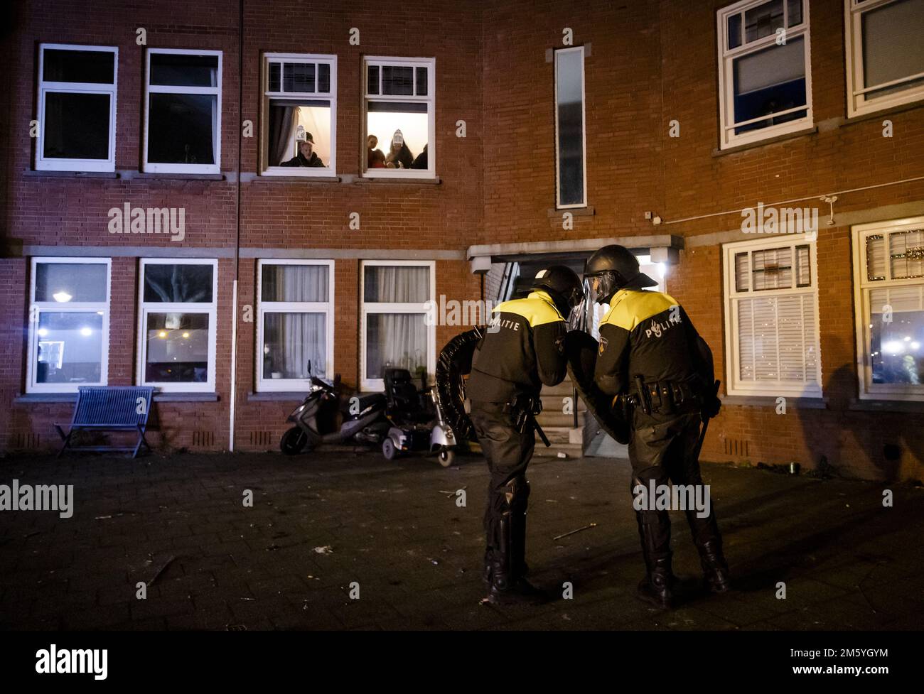 DEN HAAG - Mitglieder der Mobilen Einheit in Aktion an Silvester in der ...