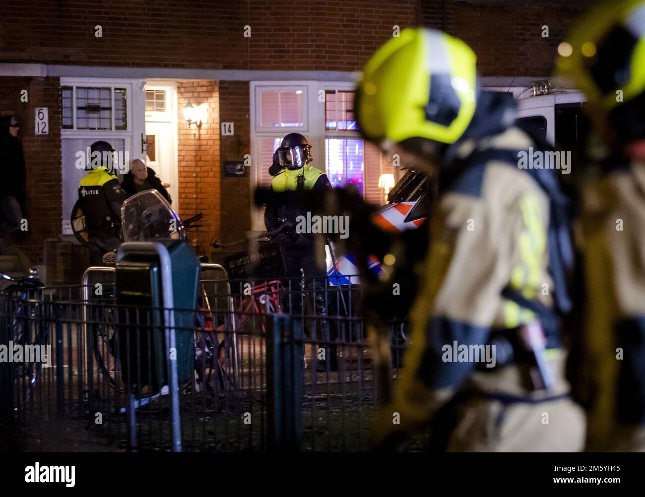 DEN HAAG - Mitglieder der Mobilen Einheit schützen die Feuerwehr ...
