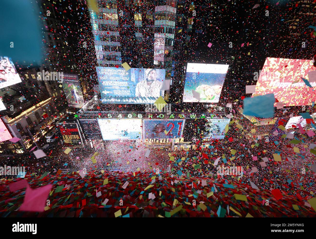 New York, Usa. 31. Dezember 2022. Konfetti werden vom New York Marriott ...