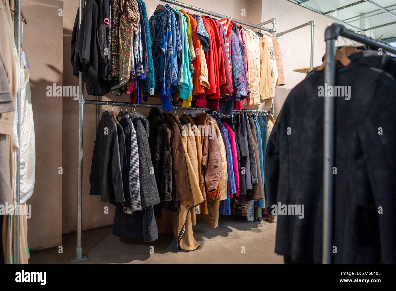 Kleidung zum Verkauf im Traid Charity Shop, Dalston, East London. Traid ...