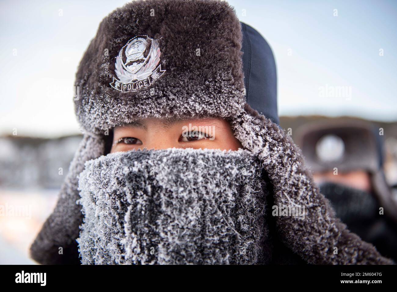 MOHE, CHINA - 1. JANUAR 2023 - die Hüte der Grenzschutzpolizisten sind ...