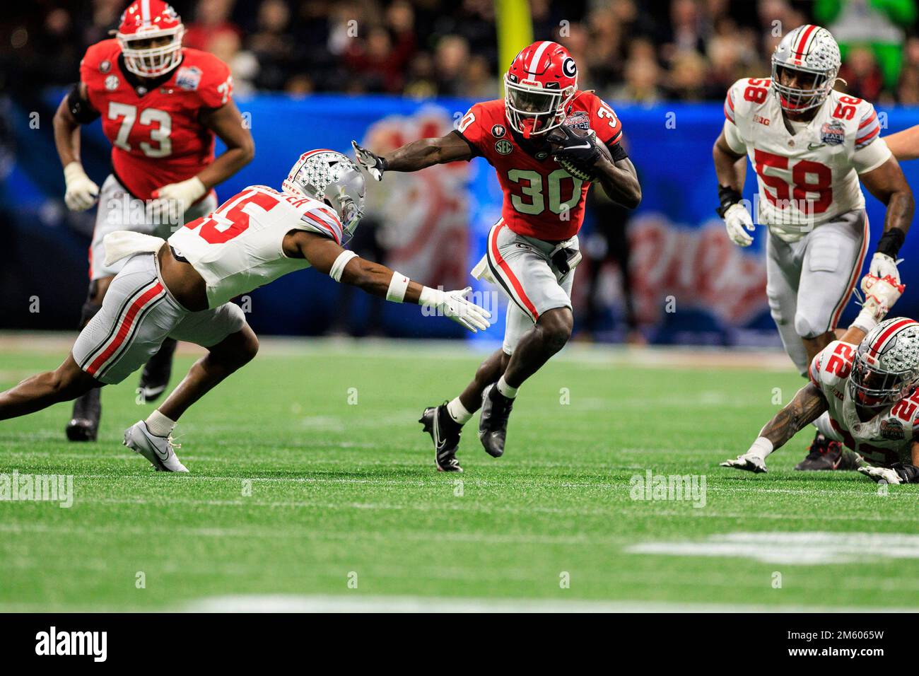 31. Dezember 2022: Georgia Running Back Daijun Edwards (30) läuft mit ...