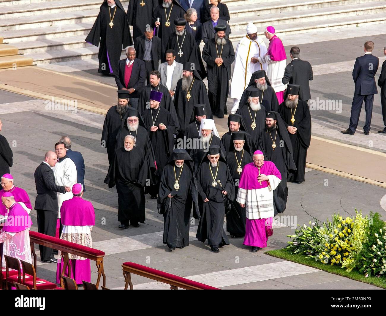 Patriarch Cyril I. mit dem ranghohen Klerus der Russisch-orthodoxen ...