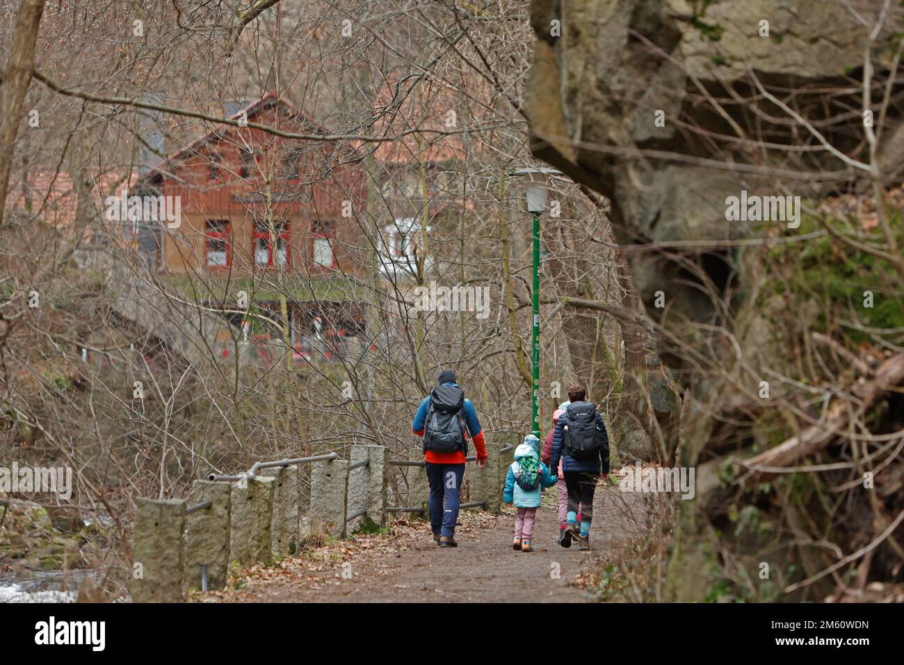 Thale, Deutschland. 01. Januar 2023. Wanderer wandern durch das Bode ...