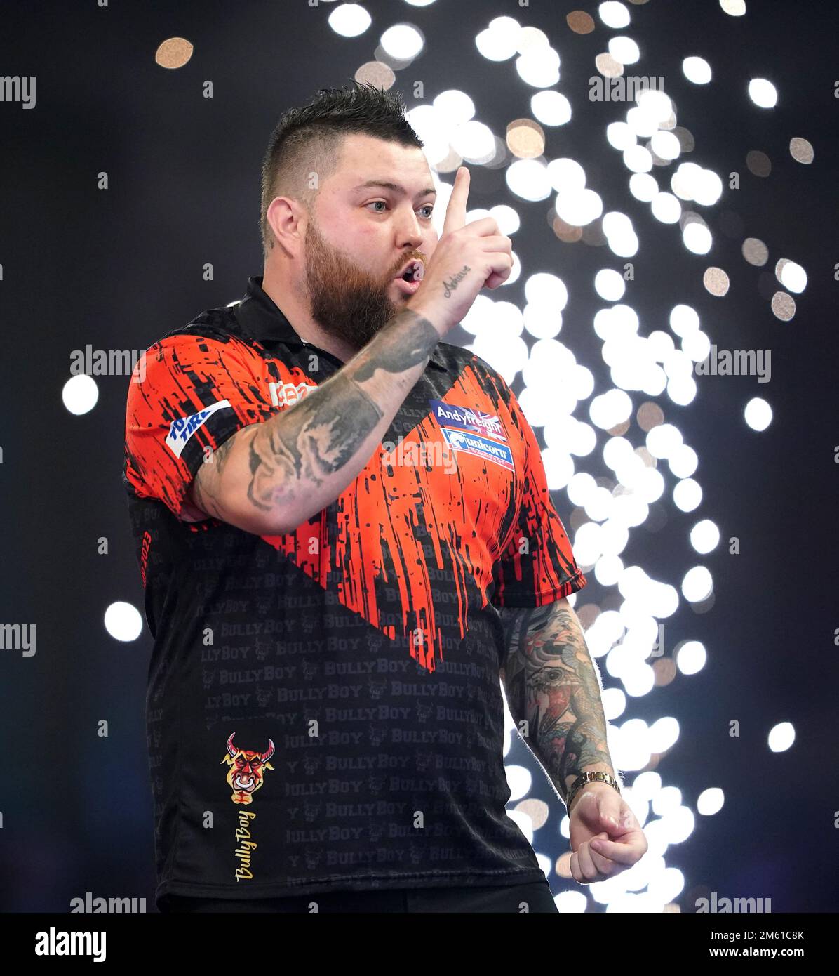 Michael Smith feiert den Sieg über Stephen Bunting am 14. Tag der Cazoo ...