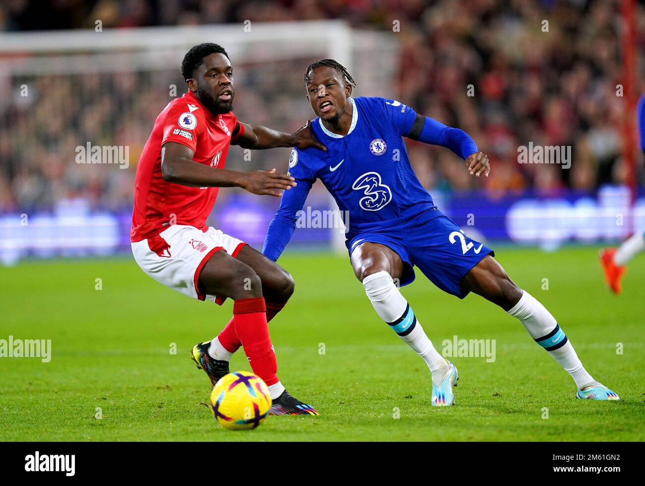 Chelsea's Denis Zakaria (rechts) und Nottingham Forest's Orel Mangala ...