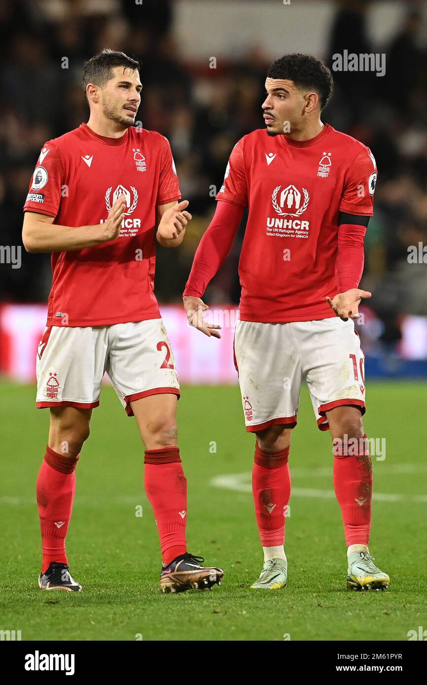 Remo Freuler #23 of Nottingham Forest und Morgan Gibbs-White #10 of ...