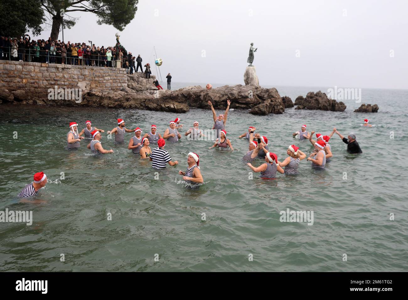 Das erste Schwimmen im Meer wurde dieses Jahr am 1. Januar 2023 von der ...