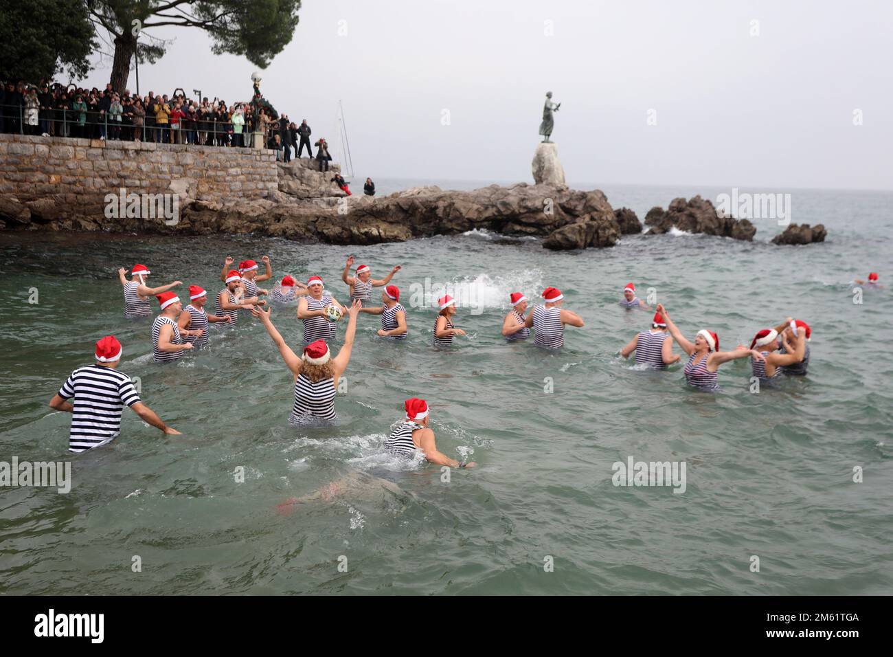 Das erste Schwimmen im Meer wurde dieses Jahr am 1. Januar 2023 von der ...