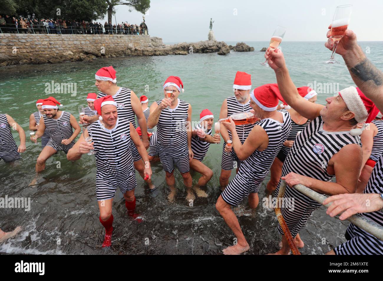 Das erste Schwimmen im Meer wurde dieses Jahr am 1. Januar 2023 von der ...