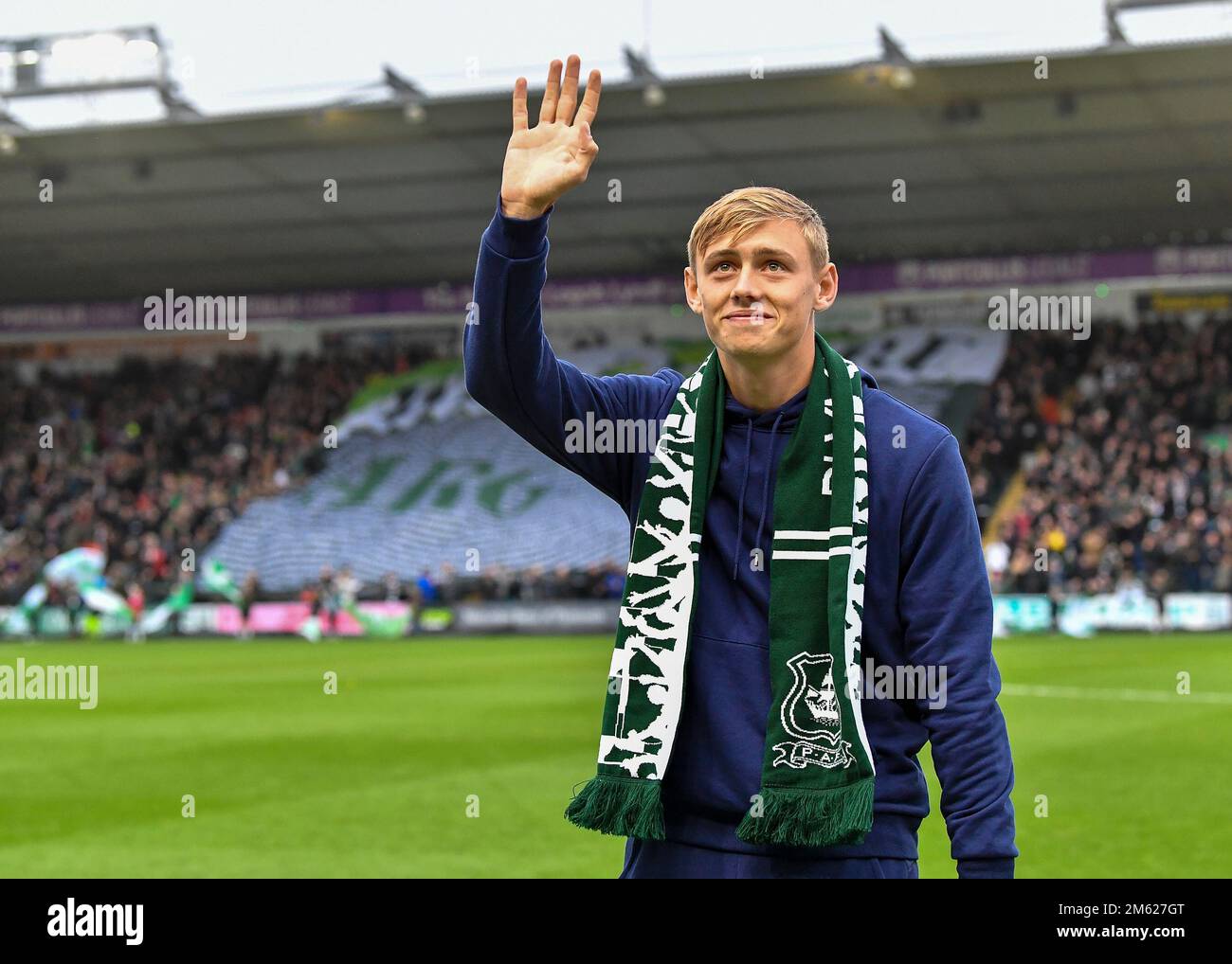 Plymouth Argyle Forward Ben Waine (23) wird im Home Park begrüßt, bevor ...