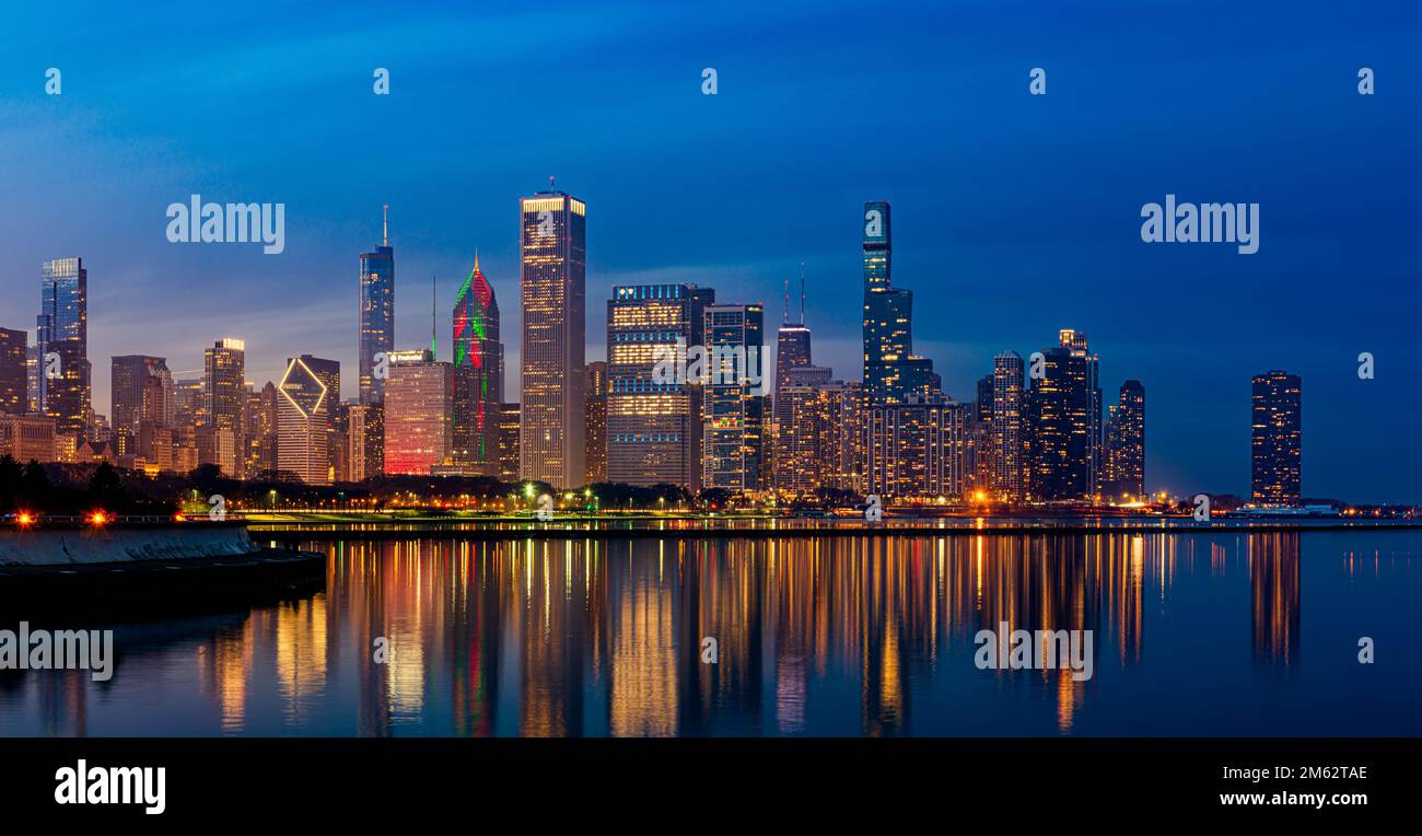 Chicago, IL, USA - 1. Januar 2023: Panoramablick auf die berühmte ...