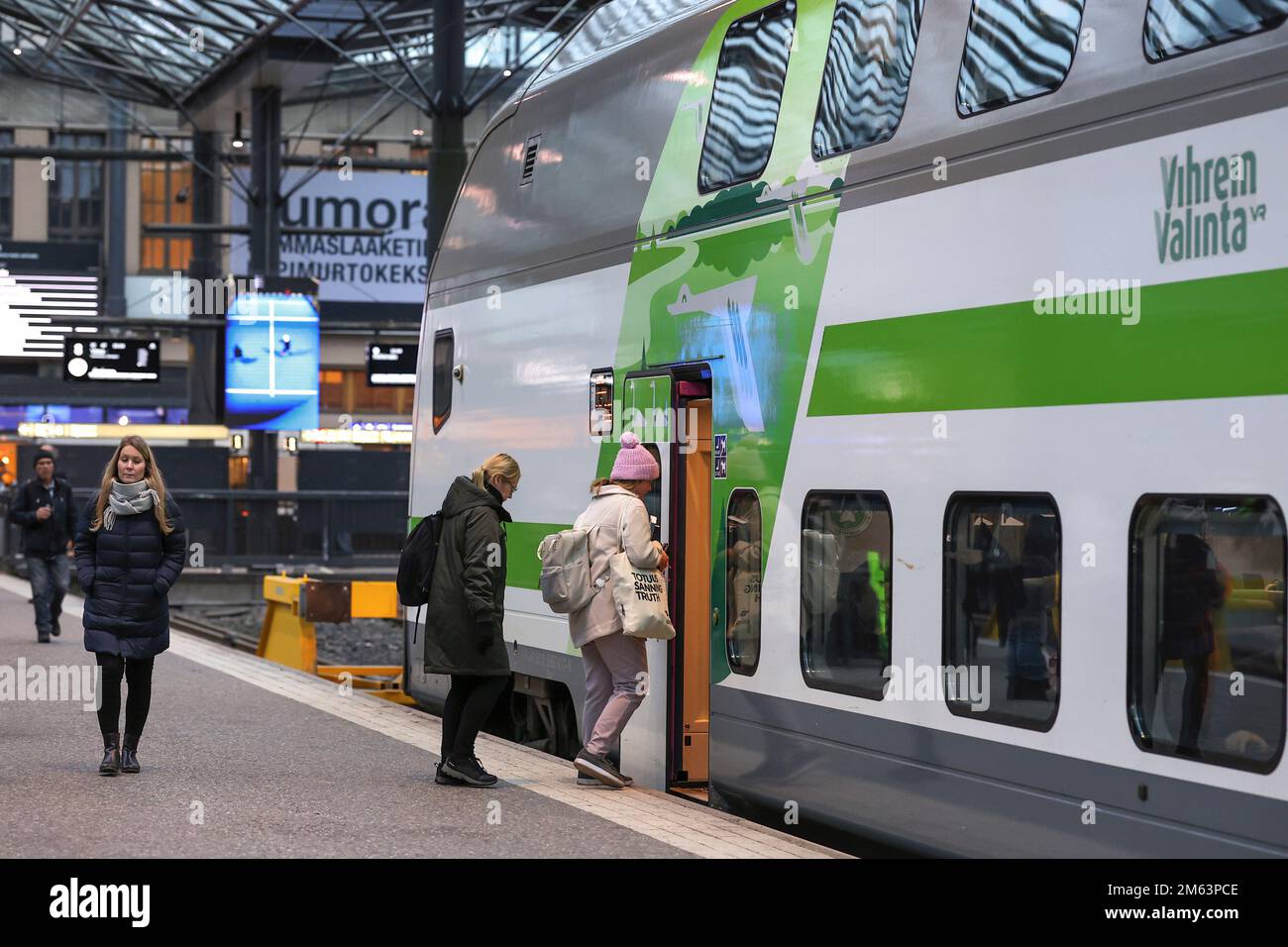 Menschen steigen auf dem Bahnsteig des Hauptbahnhofs von Helsinki in ...